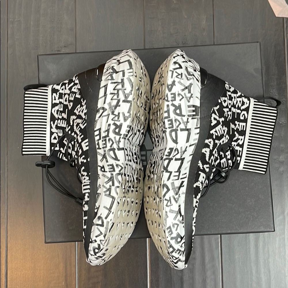 Karl Lagerfeld Skyline Graffiti Pull On Sneaker - Gem